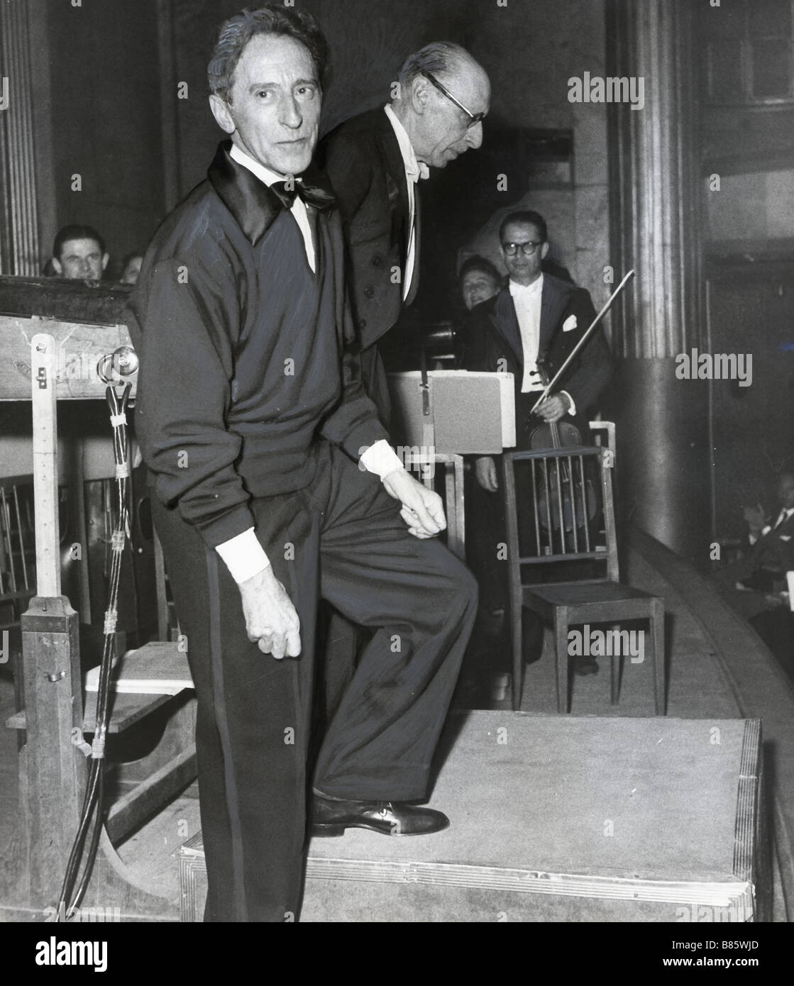 Cocteau und Igor Stravinsky in der ersten Nacht von "König Ödipus ...
