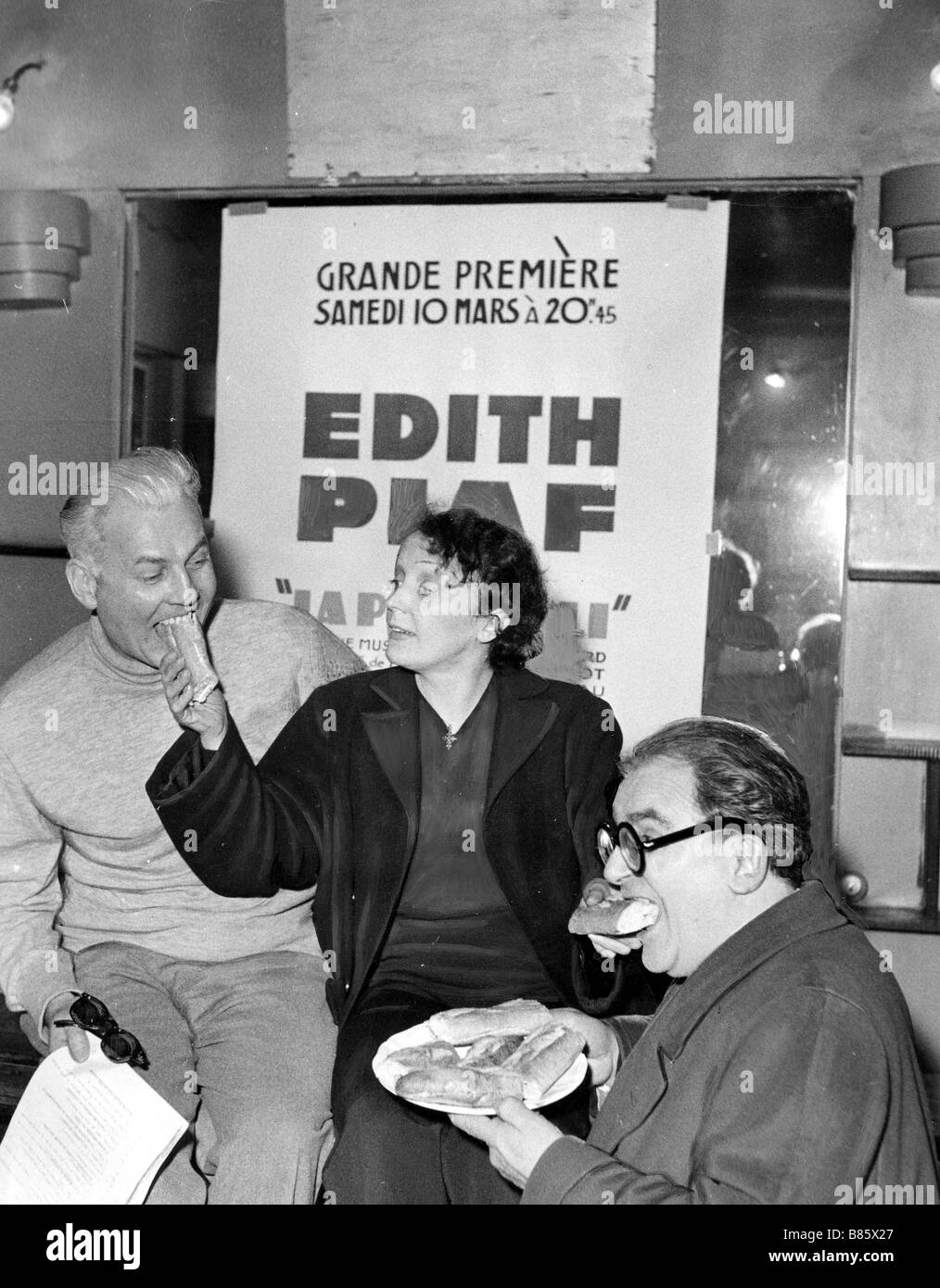 Piaf, Marcel Achard und Raymond Rouleau während der Proben von "La p ...