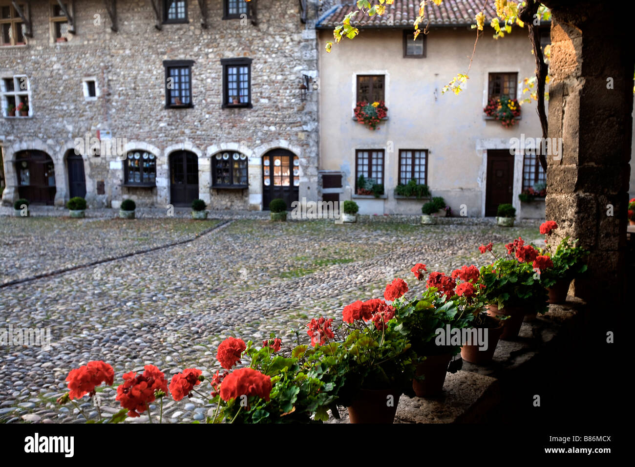 Frankreich Perouges Ain A mittelalterliche ummauerte Stadt im ...