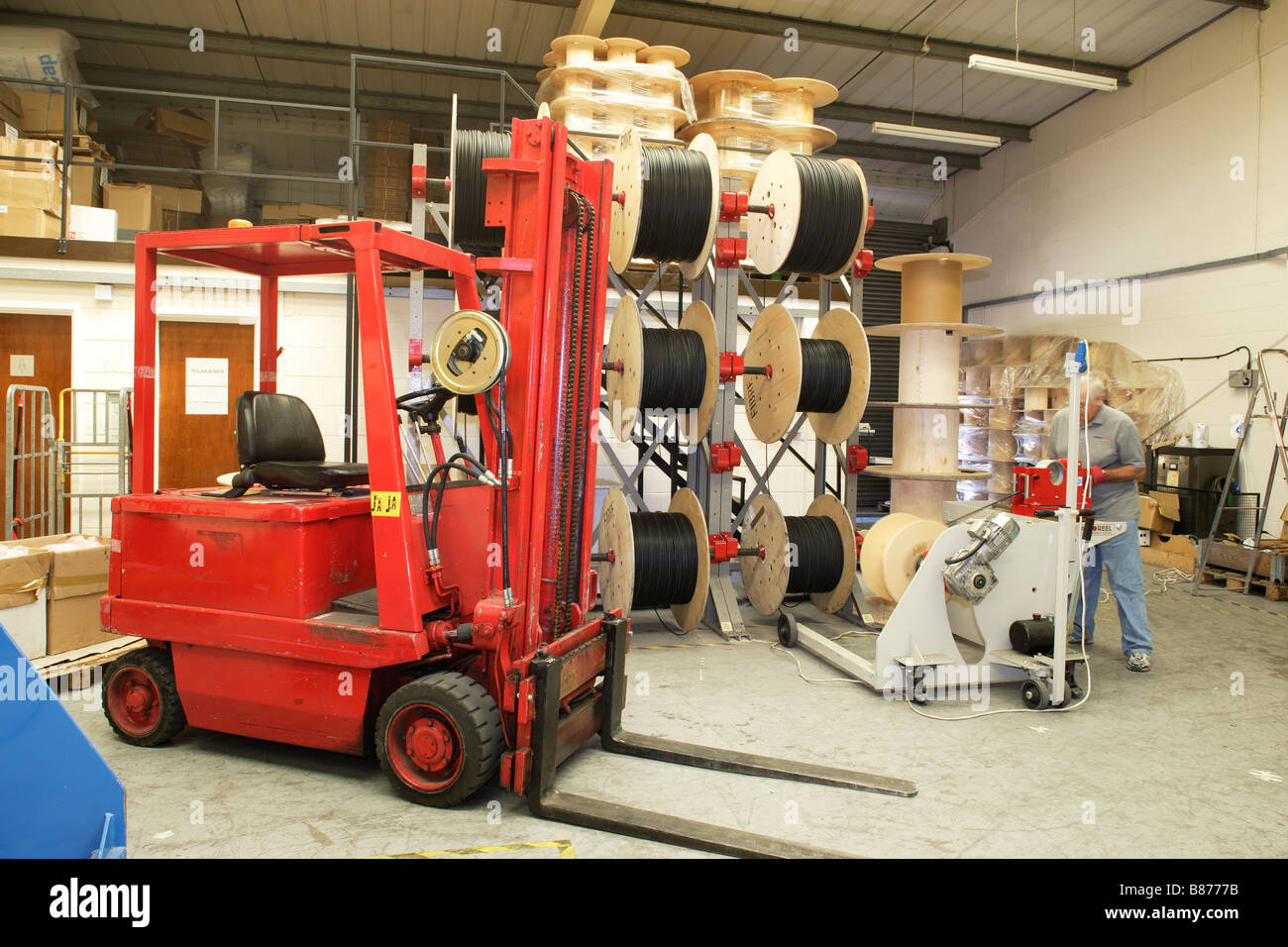 Fiber Optic Kabel und Gabelstapler LKW Stockfotografie - Alamy