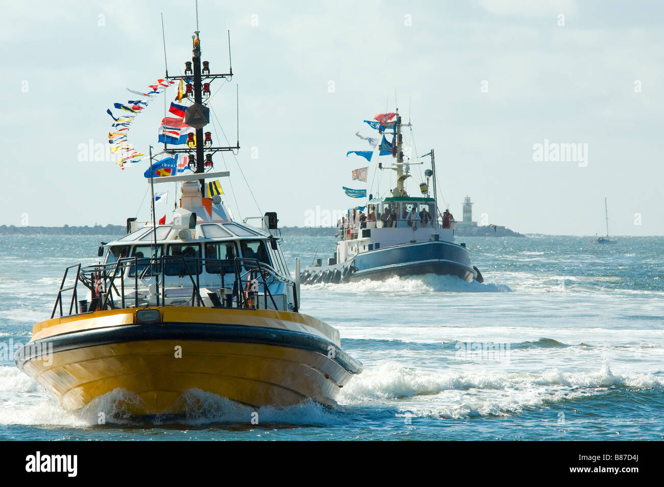Pilot und Schlepper Boot im Hafen Stockfotografie - Alamy