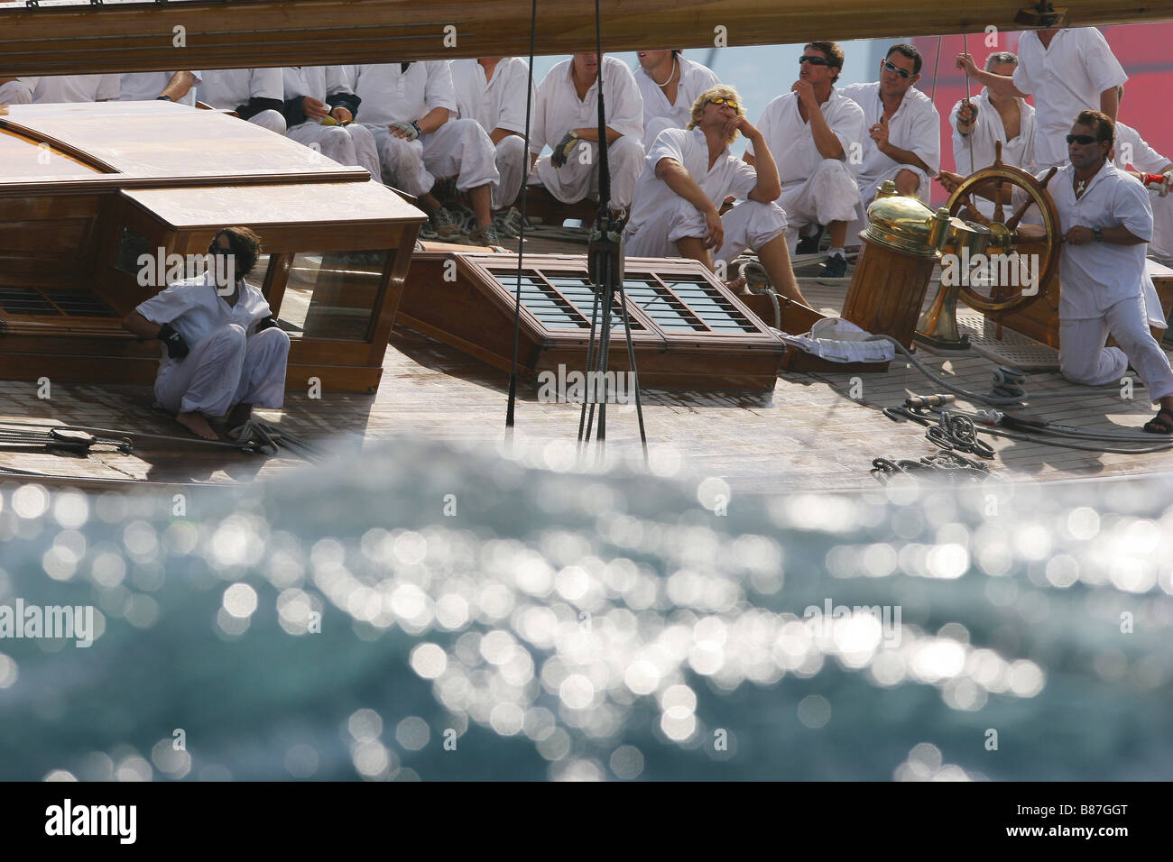 Auf einem segelboot -Fotos und -Bildmaterial in hoher Auflösung – Alamy