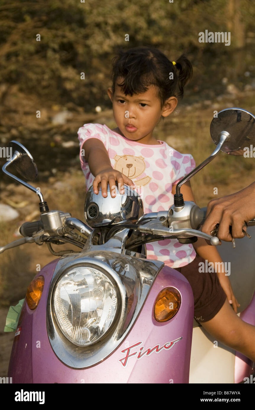 Das mädchen auf einem motorrad -Fotos und -Bildmaterial in hoher ...