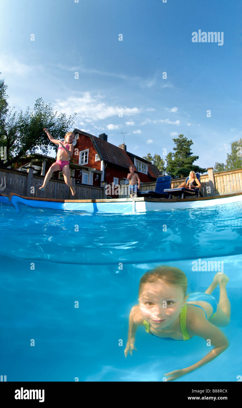 Schwimmbad kinder spielen -Fotos und -Bildmaterial in hoher Auflösung ...