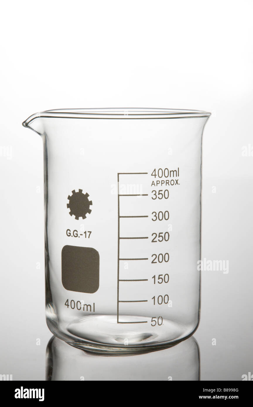 Glass beaker -Fotos und -Bildmaterial in hoher Auflösung – Alamy
