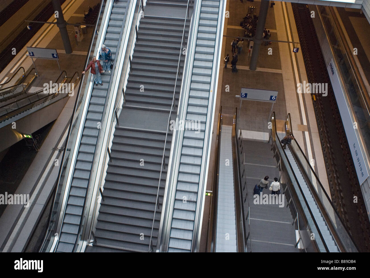 Berlin hauptbahnhof bahnhof rolltreppen -Fotos und -Bildmaterial in ...