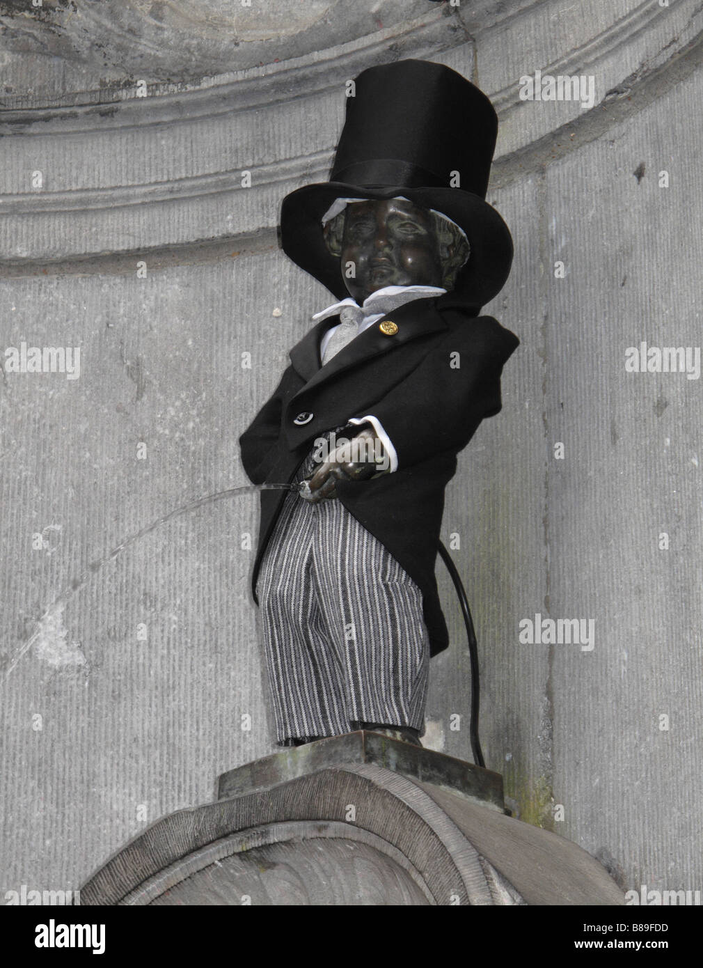 Manneken Pis Statue bekleidet mit Zylinder und Frack, Brüssel ...