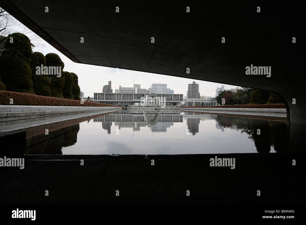 Ein Blick auf das Hiroshima Atombombe Museum von der Atombombe Kenotaph ...
