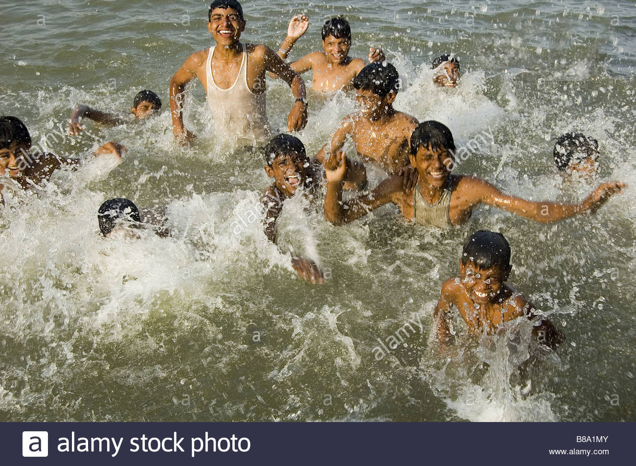 Indian Boys Swimming In River Stockfotos & Indian Boys Swimming In ...