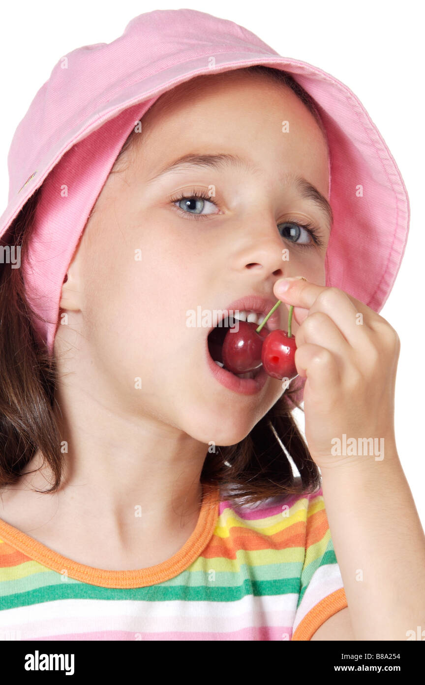 Kinder essen kirschen -Fotos und -Bildmaterial in hoher Auflösung – Alamy