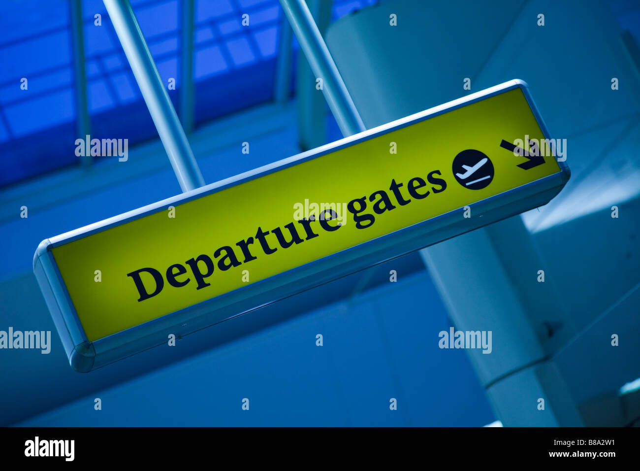 Abflug-Gates-Schild mit Pfeil am Flughafen Gatwick, London ...