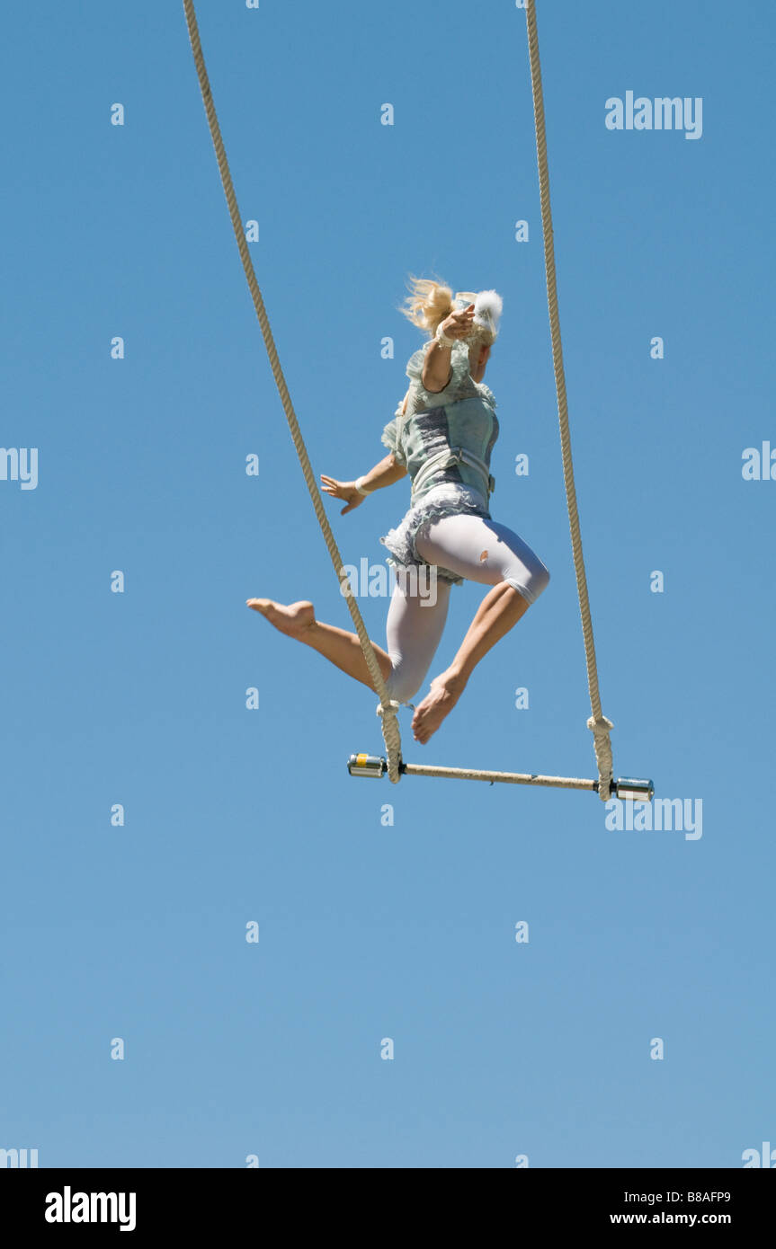 Trapeze swing -Fotos und -Bildmaterial in hoher Auflösung – Alamy
