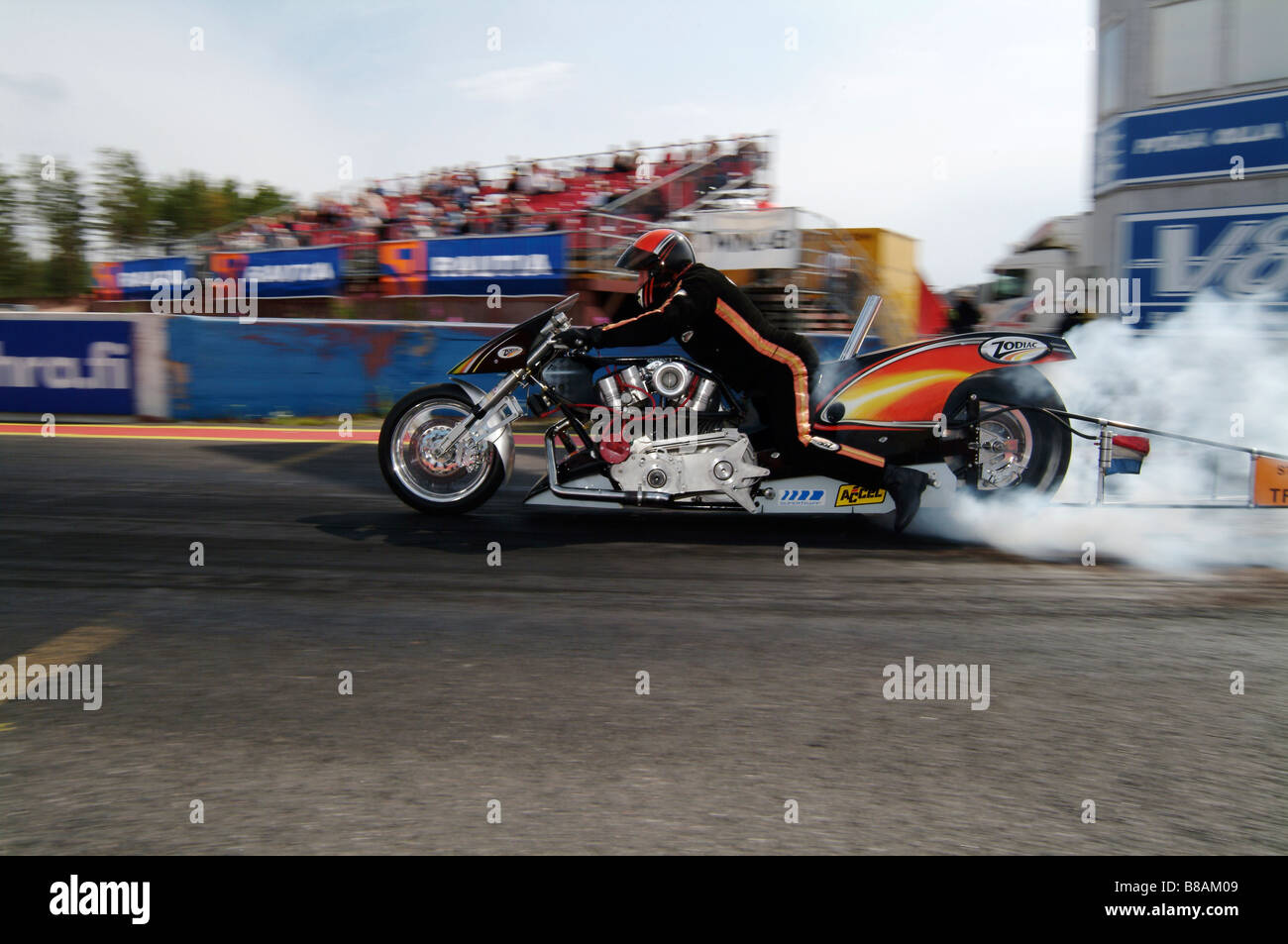 Nitromethan betrieben Harley Davidson Dragbike einen Burnout vor einem ...