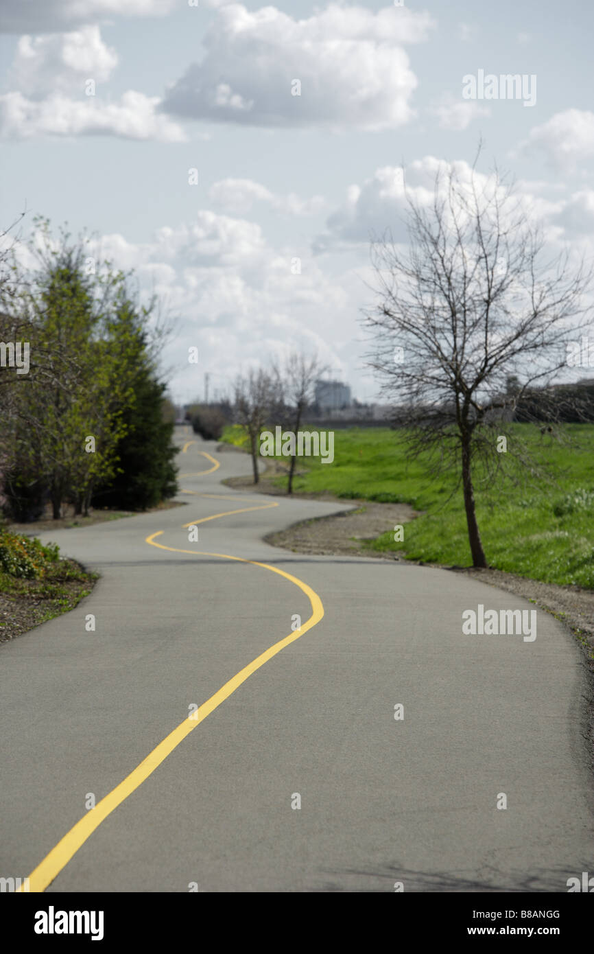 Radweg fahren -Fotos und -Bildmaterial in hoher Auflösung – Alamy