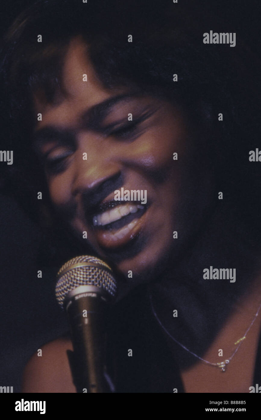 FV4084, Alan Marsh; Verschwommenes Portrait Frau Gesang Mikrofon ...