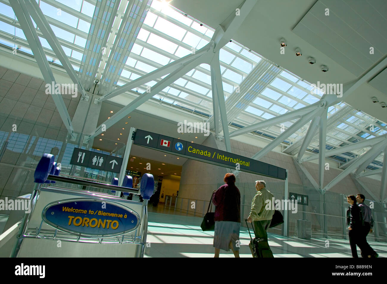 Pearson airport terminal 1 -Fotos und -Bildmaterial in hoher Auflösung ...
