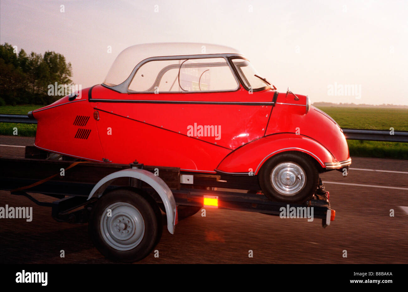 Kleines rotes Auto Abschleppwagen, Autobahn, Deutschland ...