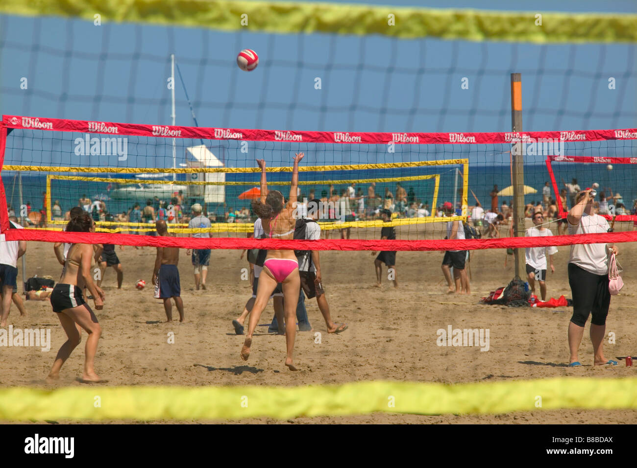 Beach volleyball aktion -Fotos und -Bildmaterial in hoher Auflösung – Alamy