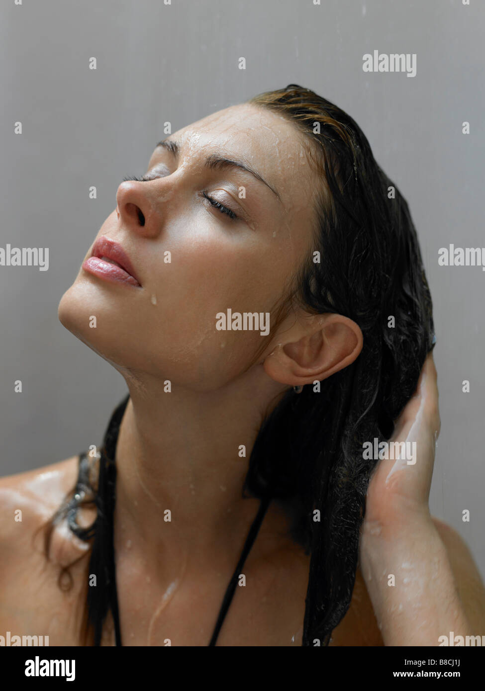 Duschende frauen -Fotos und -Bildmaterial in hoher Auflösung – Alamy