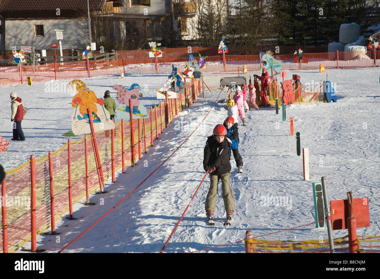 Rauris Österreich EU Januar Gruppe von Kindern lernen, verwenden Sie ...
