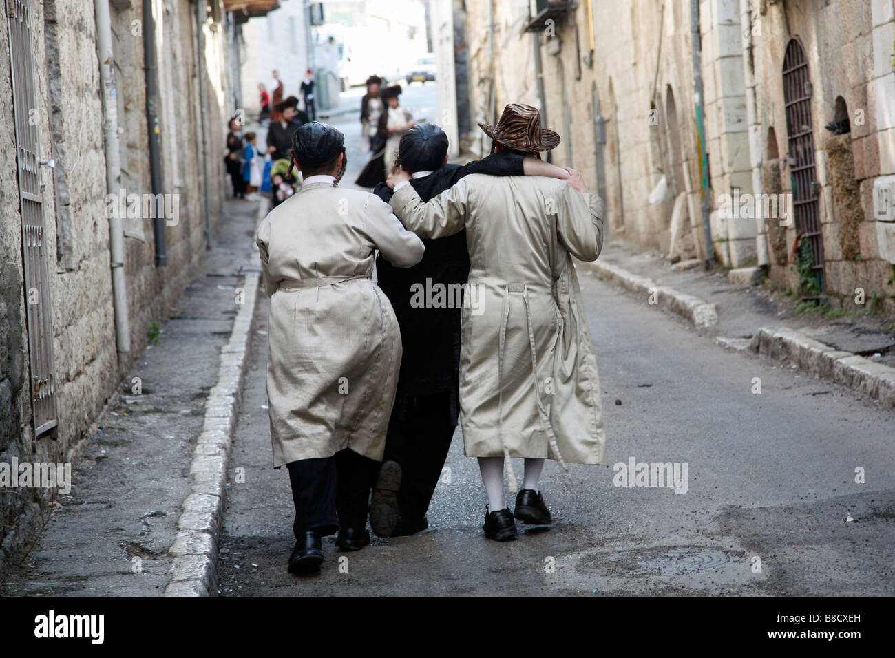Orthodoxe juden feiern purim -Fotos und -Bildmaterial in hoher ...