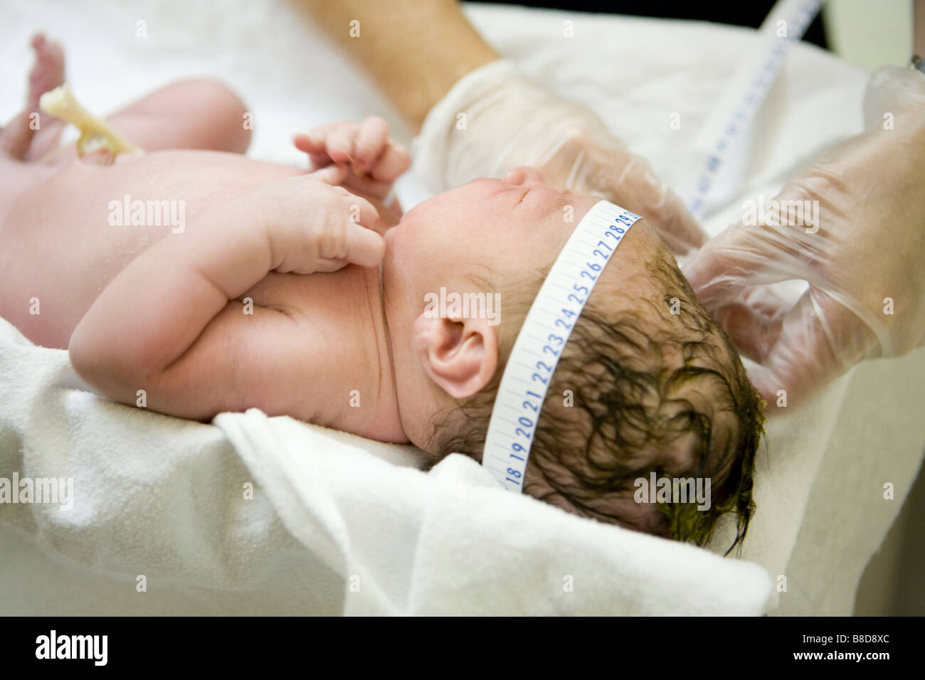 Baby wird gewogen -Fotos und -Bildmaterial in hoher Auflösung – Alamy