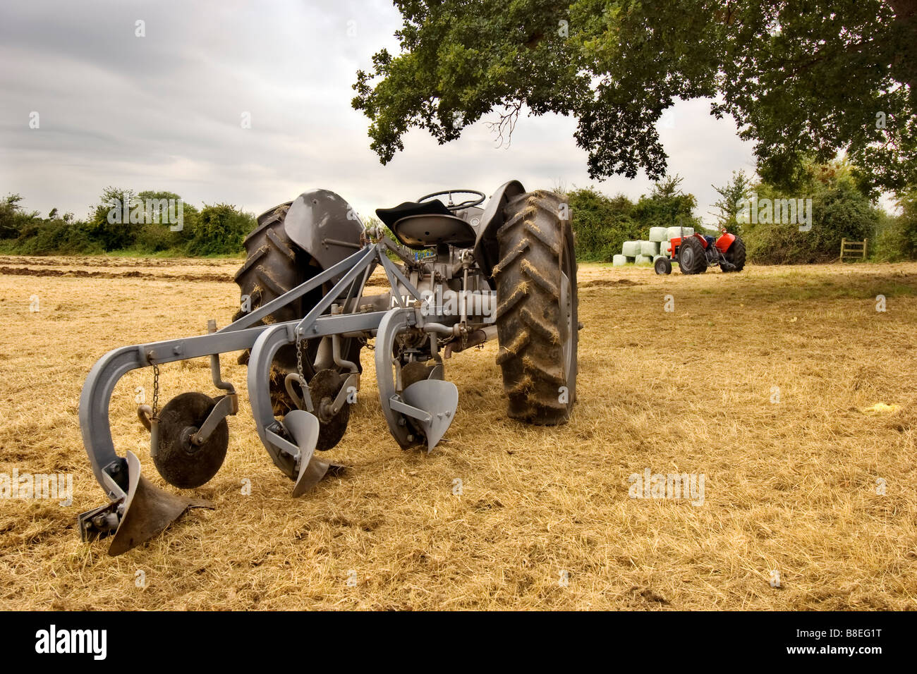 Renovierte grauen 1949 Ferguson T20-Traktor mit Pflug Ausrüstung ...