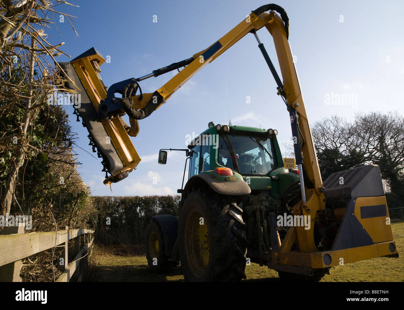 Hecke schneiden mit einem Traktor montiert cutter Stockfotografie - Alamy