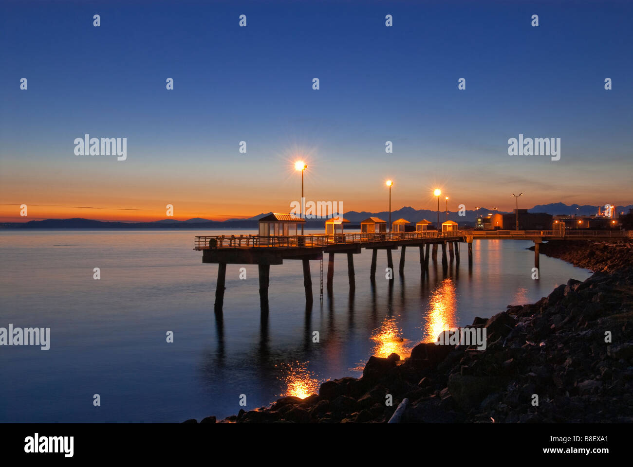 Elliott Bay Fishing Pier bei Sonnenuntergang Elliott Bay Park Seattle ...