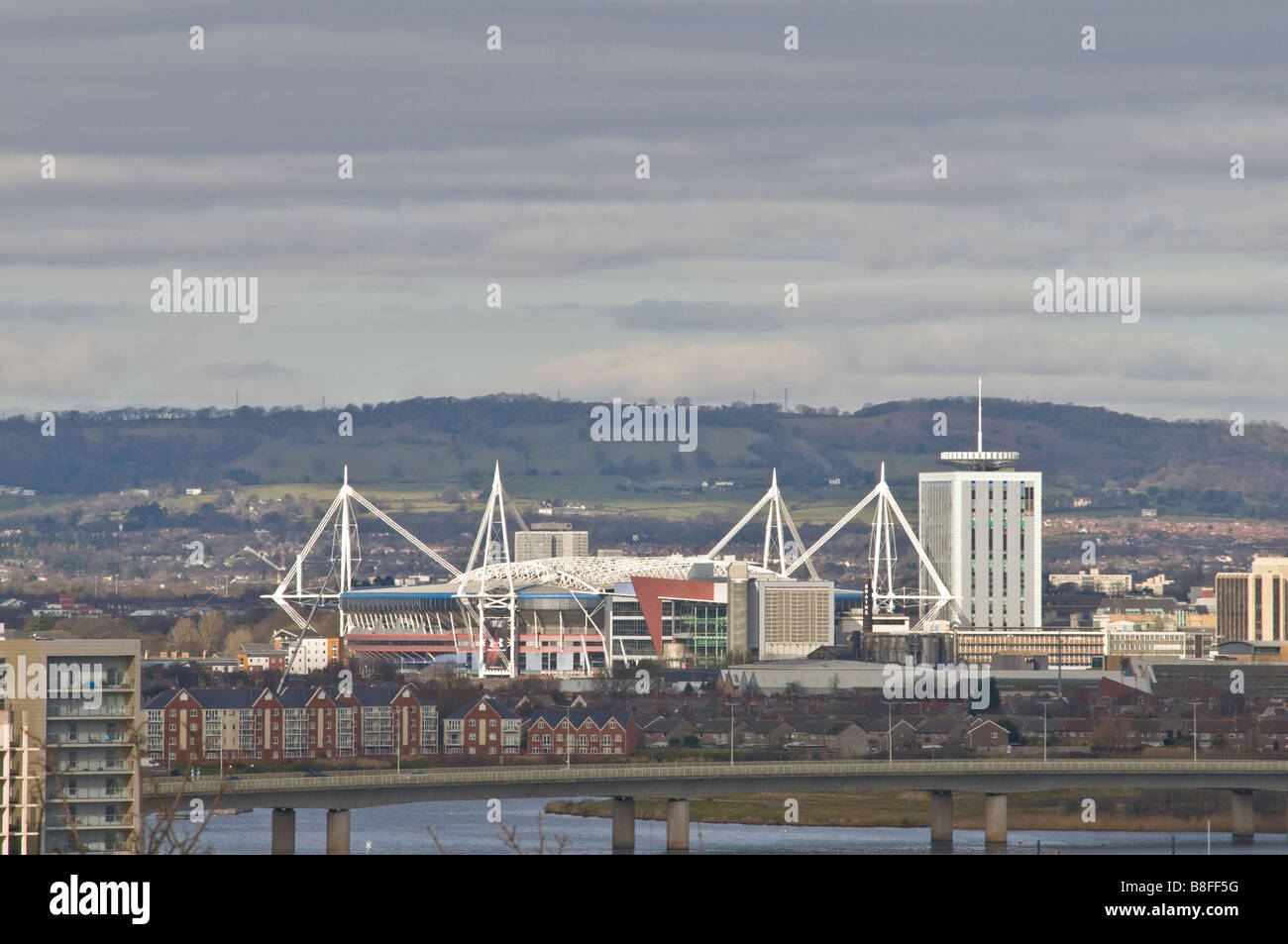 Blick auf Cardiff und die Bucht von den Höhen von Penarth mit Büros ...