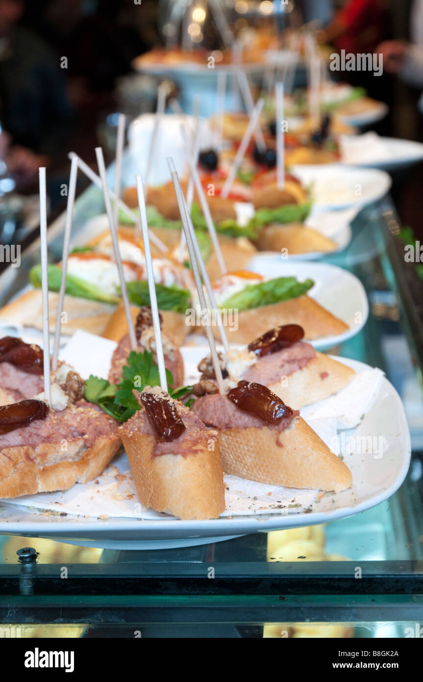 Pintxos barcelona -Fotos und -Bildmaterial in hoher Auflösung – Alamy