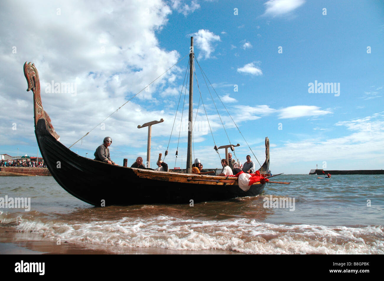 Ein Wikinger Reenactment Gruppenphase eine Landung mit dem Boot ...