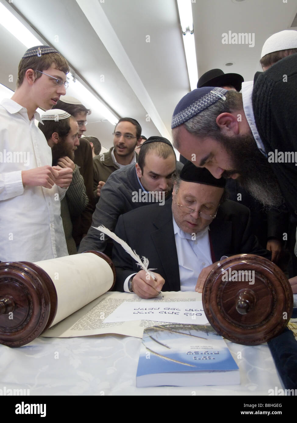 Rabbiner Aharon Bina schreibt Briefe in eine neue Tora-Rolle ...