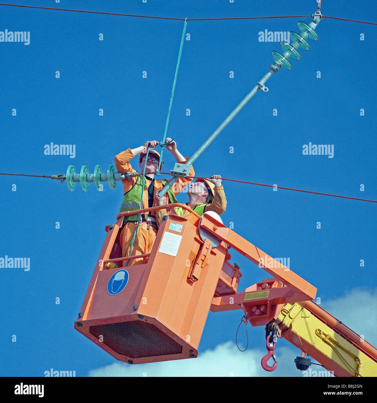 Energetiker Installation overhead Oberleitungssystem Bahnstrom für ...