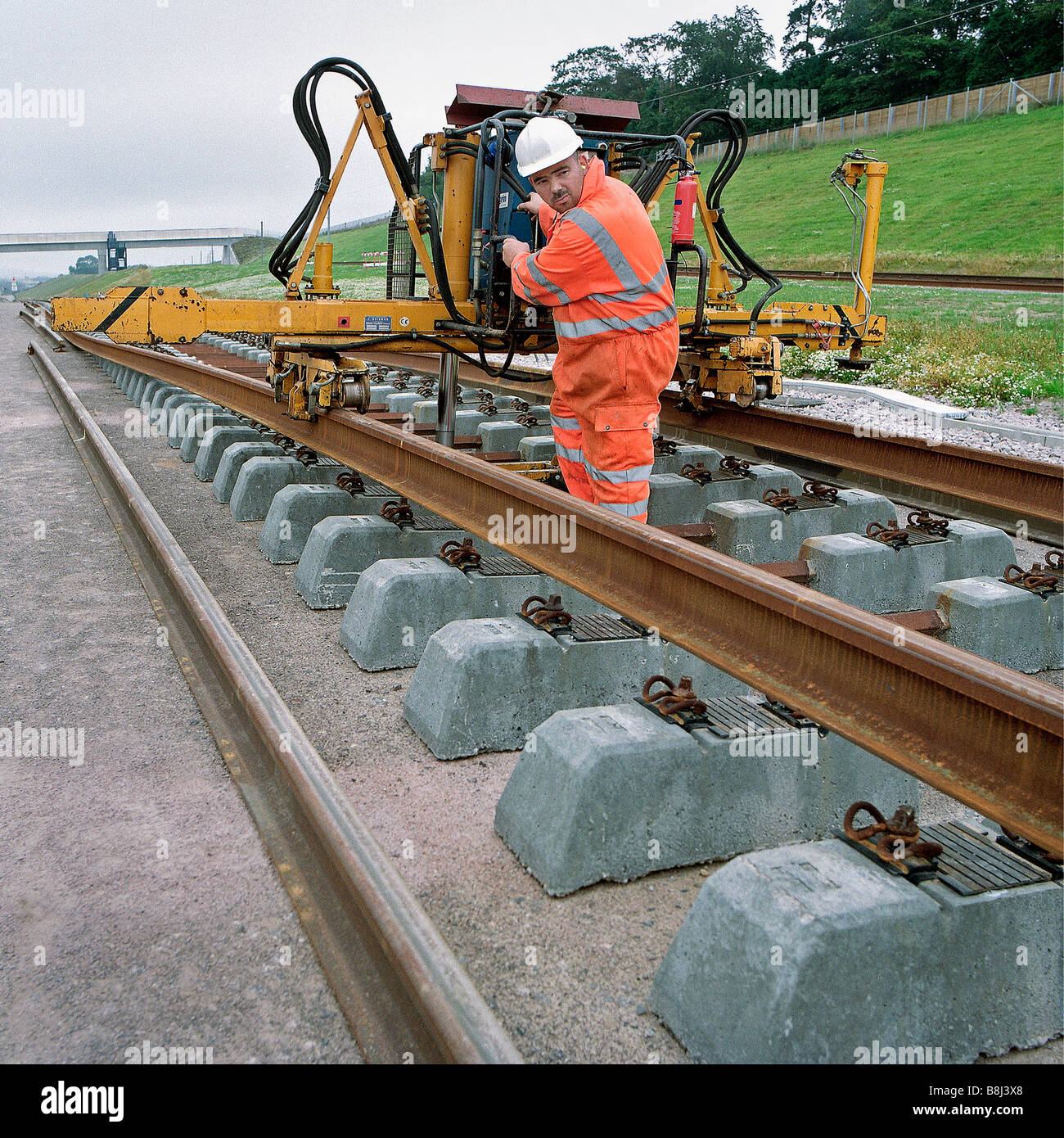 Schiene Auftragnehmer heben lange Längen von Stahl Schiene auf den ...