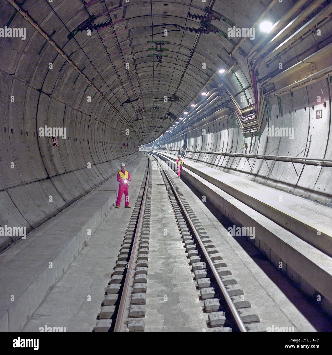 Eurotunnel Überwachung Ingenieure überprüfen ausgefüllten Abschnitt des ...