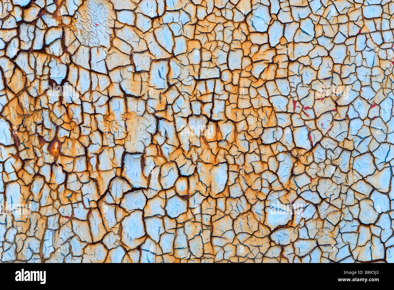 Nahaufnahme der blauen Blech Bedeckung mit Netz der Lack abplatzt ...