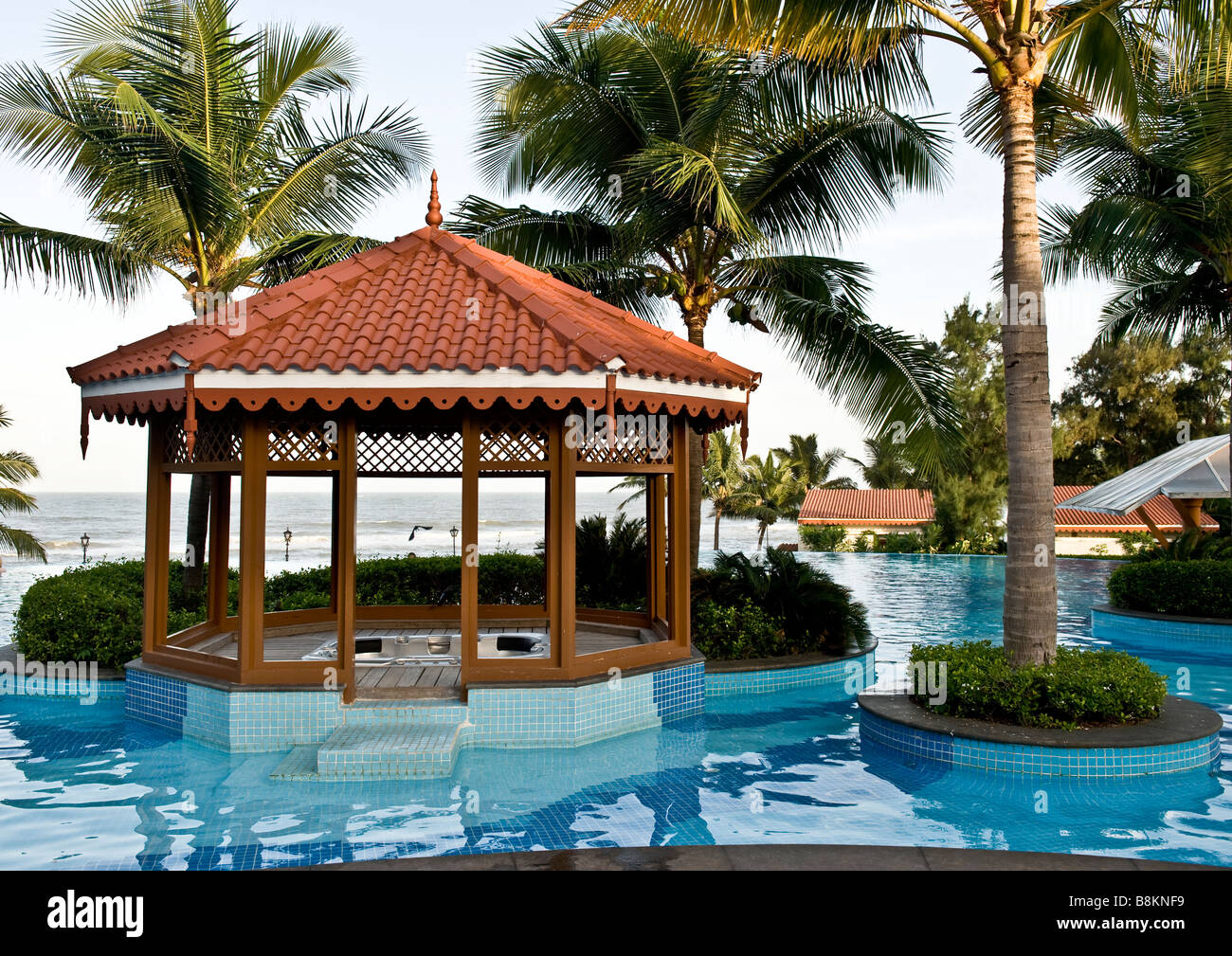 Sandstrand strand mit pool und strandbar -Fotos und -Bildmaterial in ...