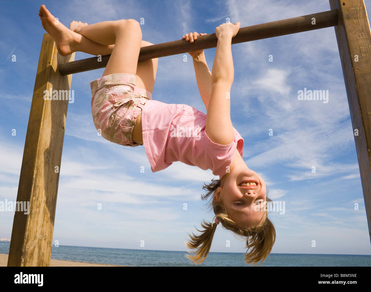 Kleines Mädchen kopfüber vom Fernlicht Stockfotografie - Alamy