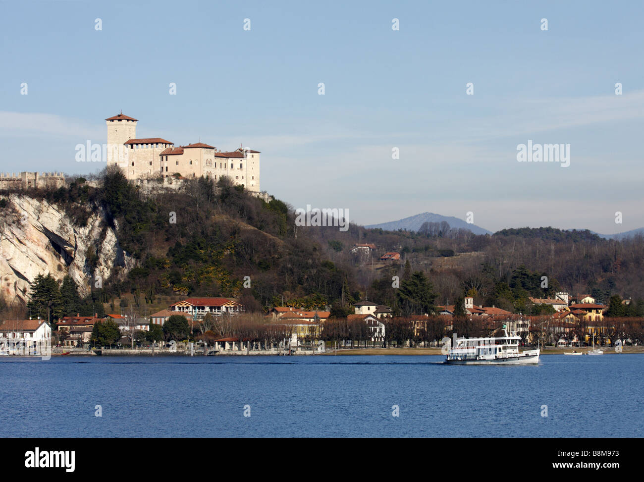 Lago maggiore angera castello -Fotos und -Bildmaterial in hoher ...