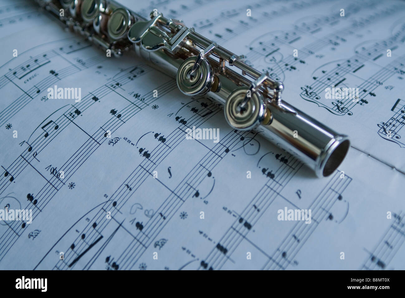 Flute on musical note sheet -Fotos und -Bildmaterial in hoher Auflösung ...