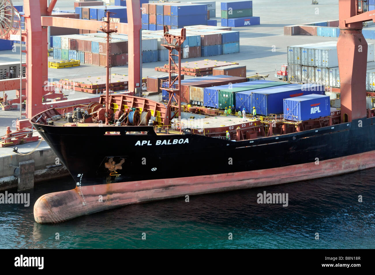 Boxschiff im Hafen von Fujairah am Golf von Oman, gestapelte Container ...