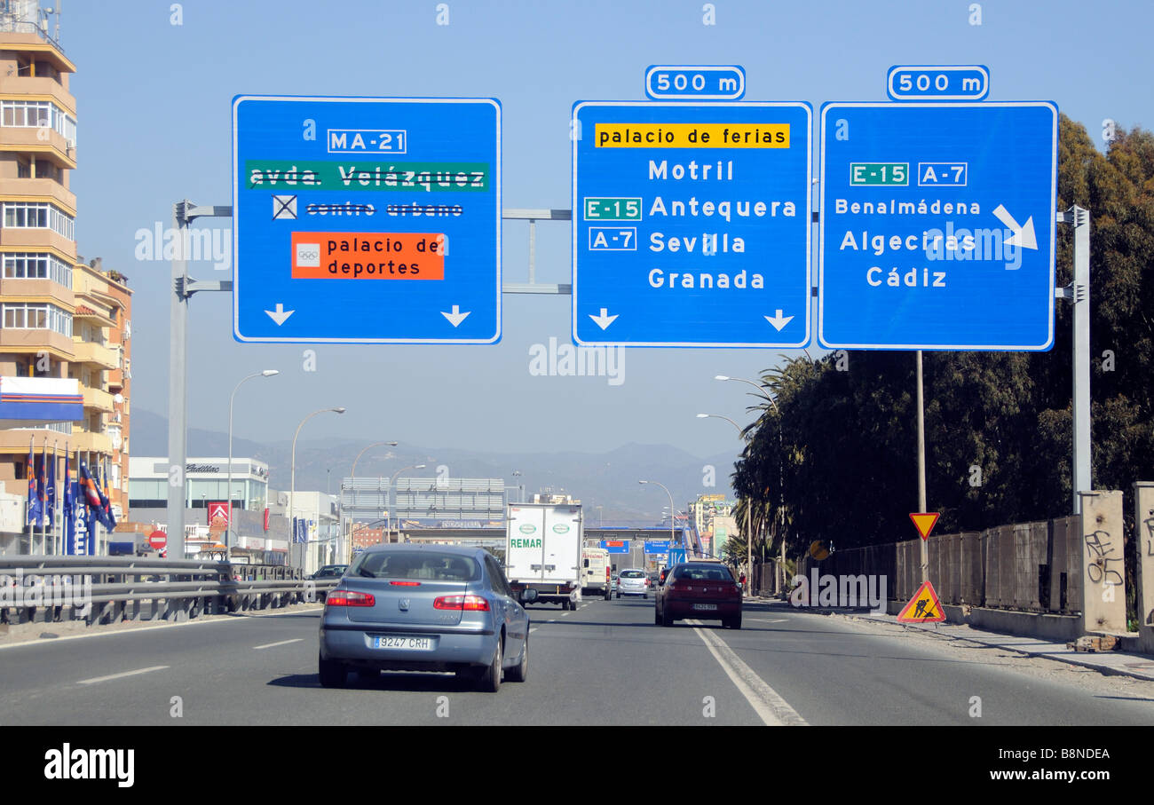 Spanische Autobahn entlang der südlichen spanischen Stadt Malaga Costa ...