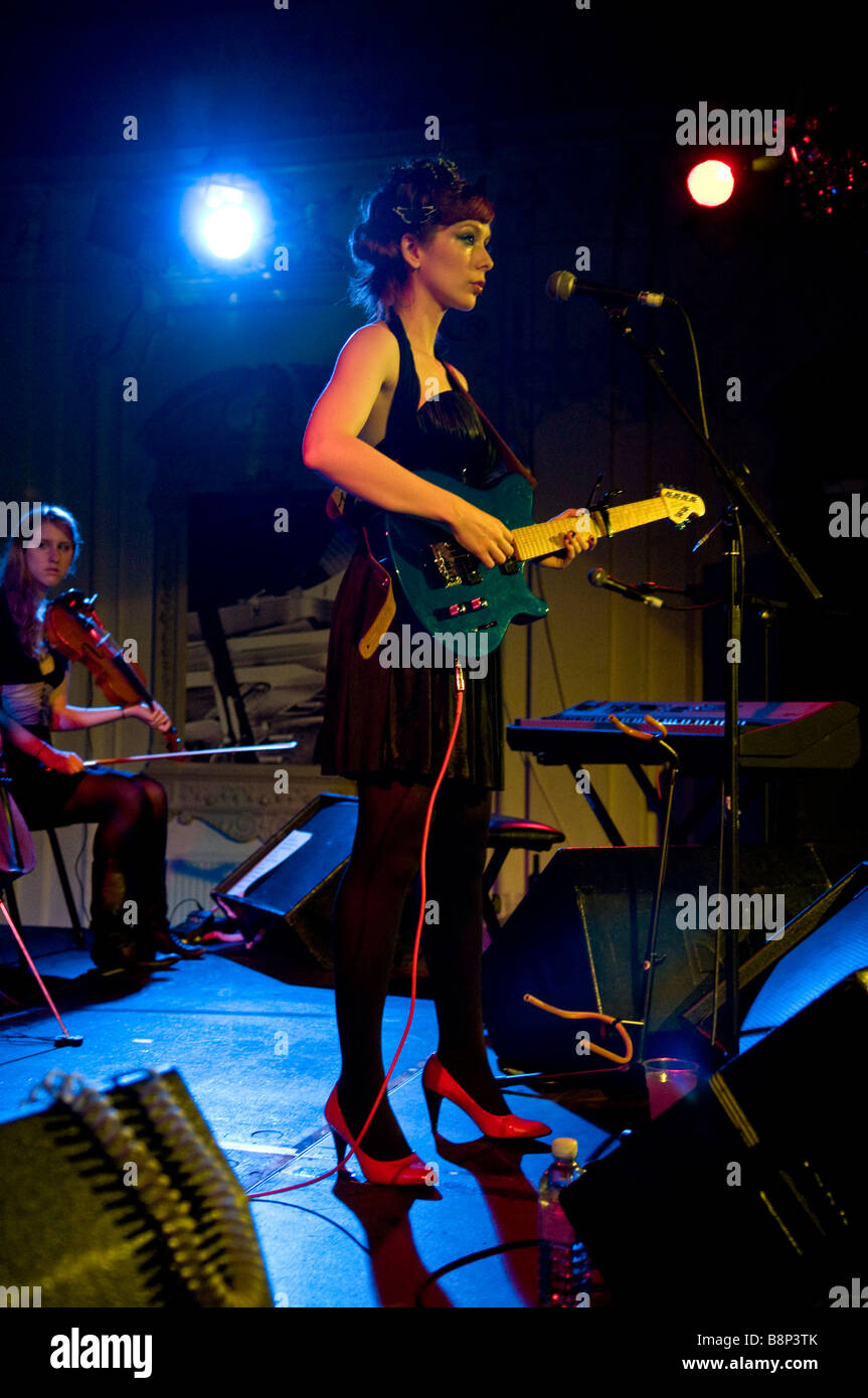 Catherine Anne Davis führt auf der Bühne in London Bush Hall ...