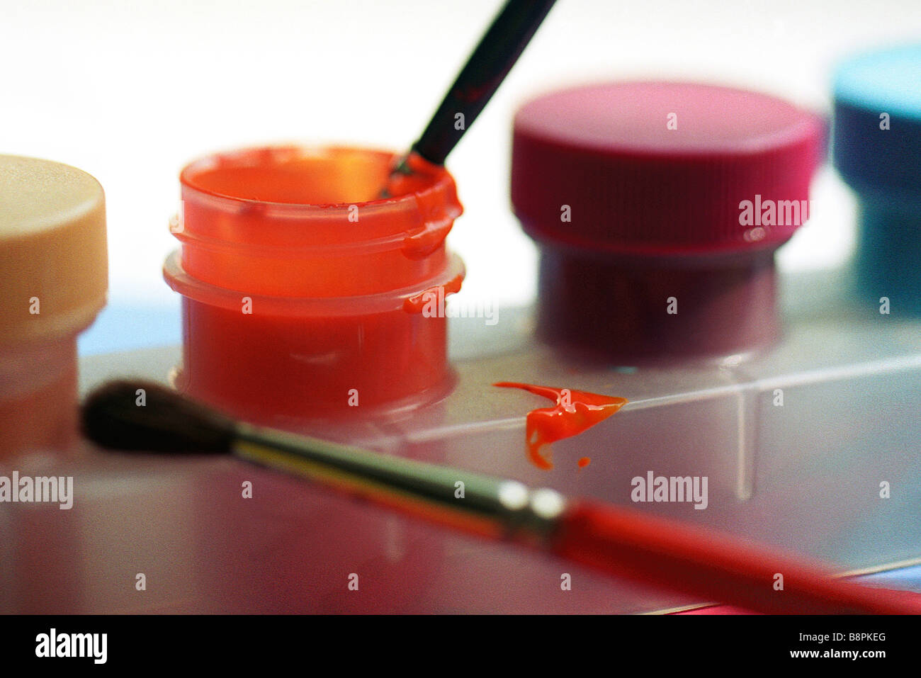 Bilder von pinseln und farben -Fotos und -Bildmaterial in hoher ...