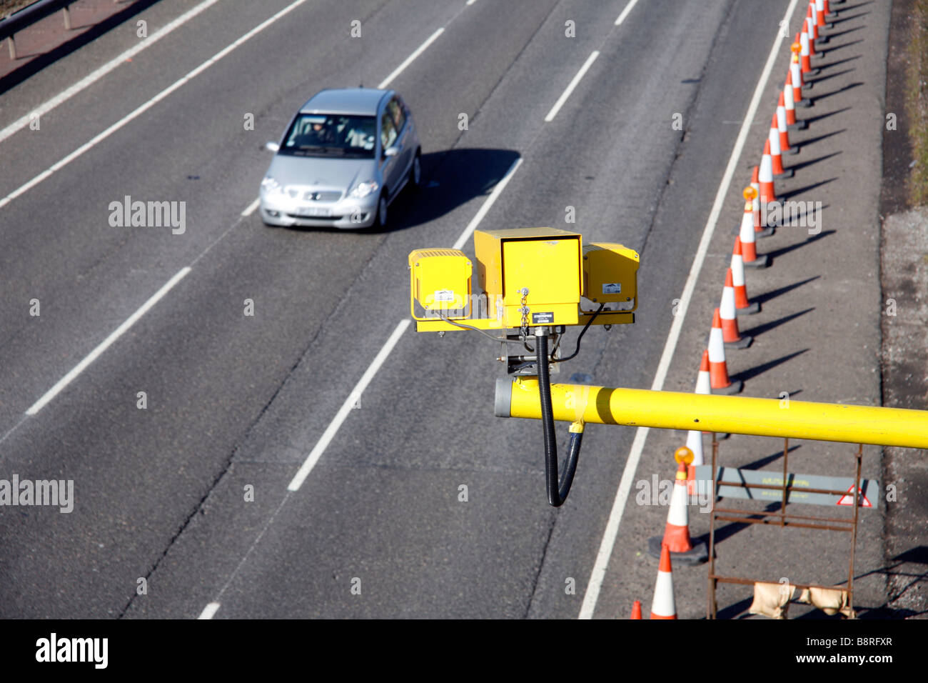 Kamera auf der autobahn -Fotos und -Bildmaterial in hoher Auflösung – Alamy