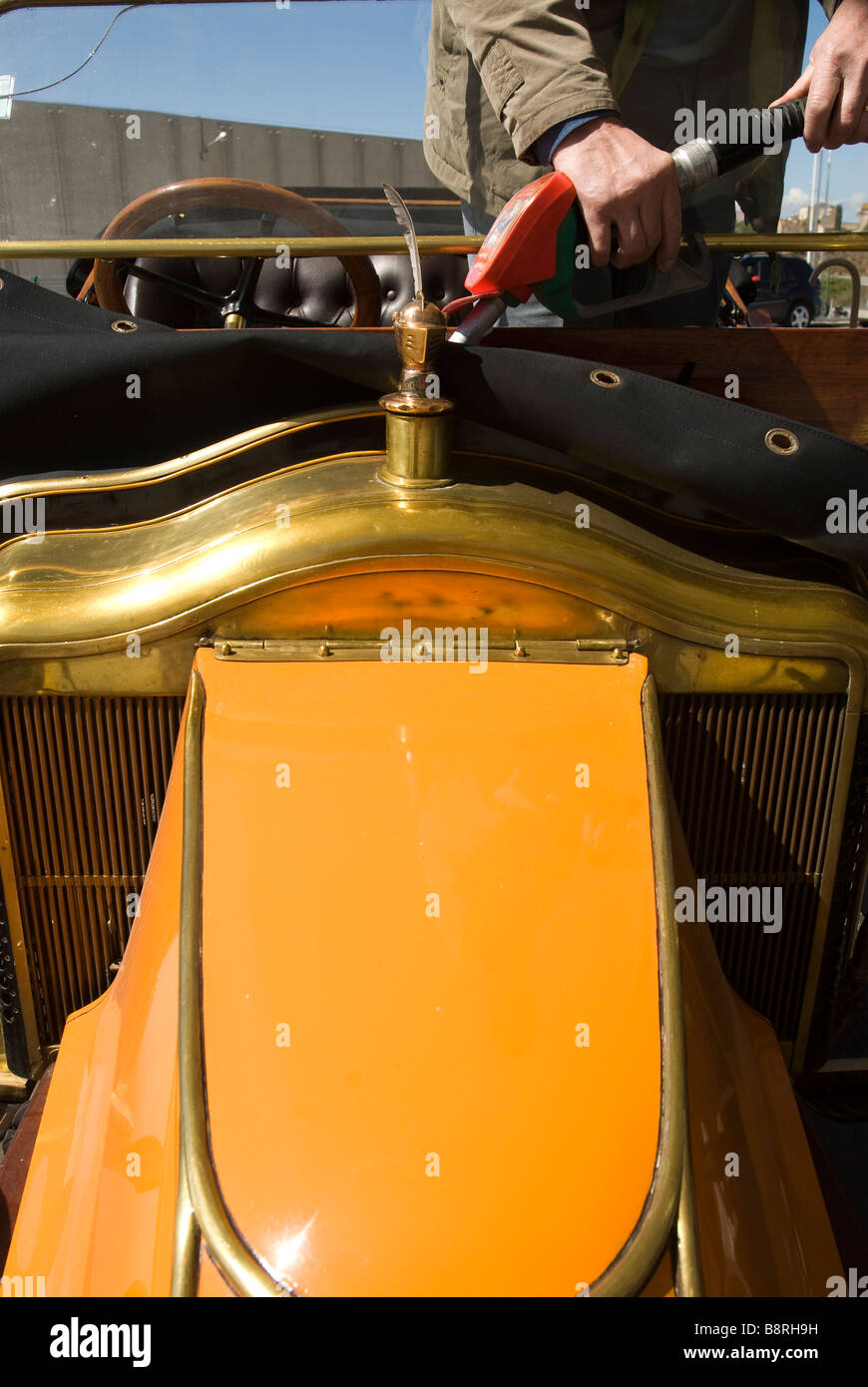 Klassische 20er auto vintage tankstelle -Fotos und -Bildmaterial in ...