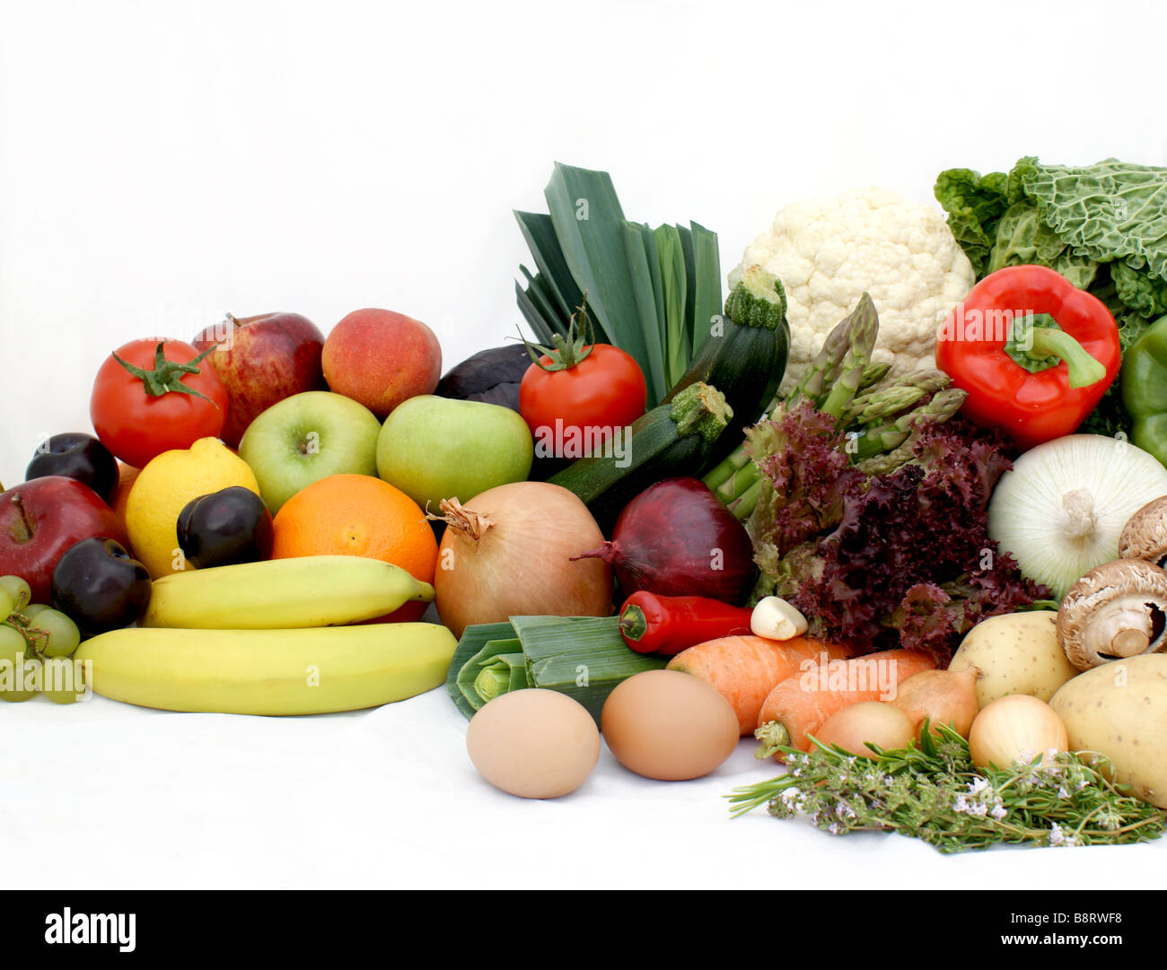 Großes Display von verschiedenen Obst und Gemüse Stockfotografie - Alamy