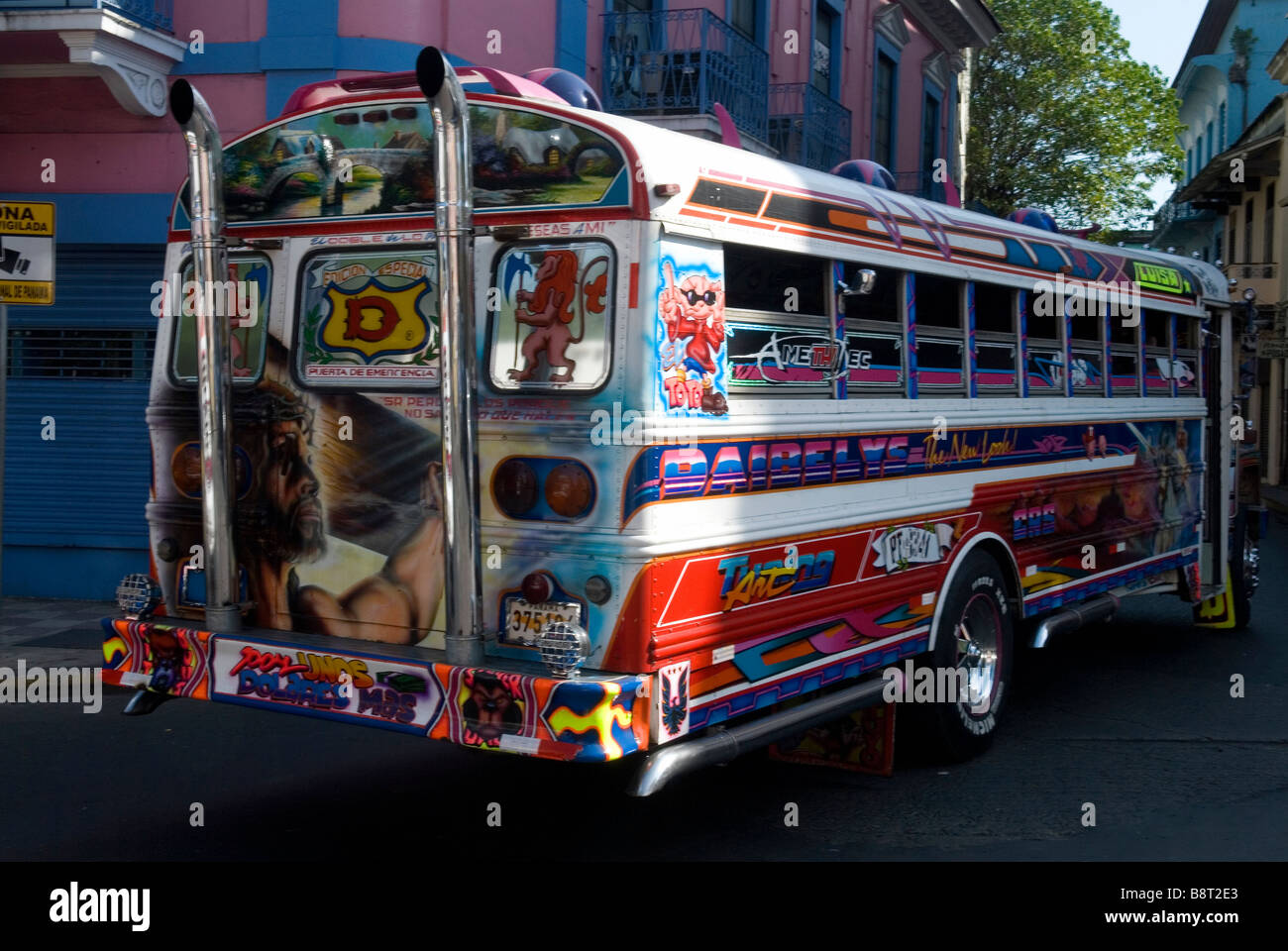 Bluebird buses -Fotos und -Bildmaterial in hoher Auflösung – Alamy