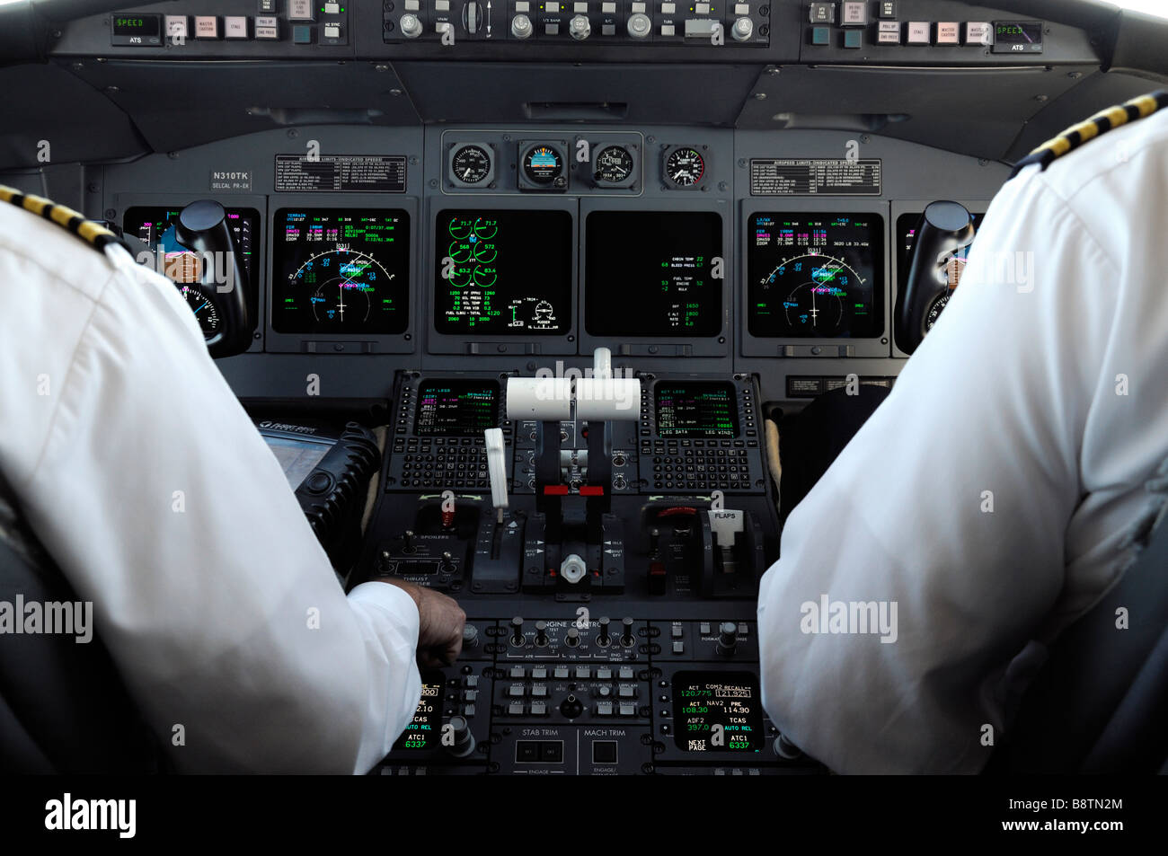 zwei Piloten im Cockpit eines Flugzeugs Instrumentierung Panel Jet ...